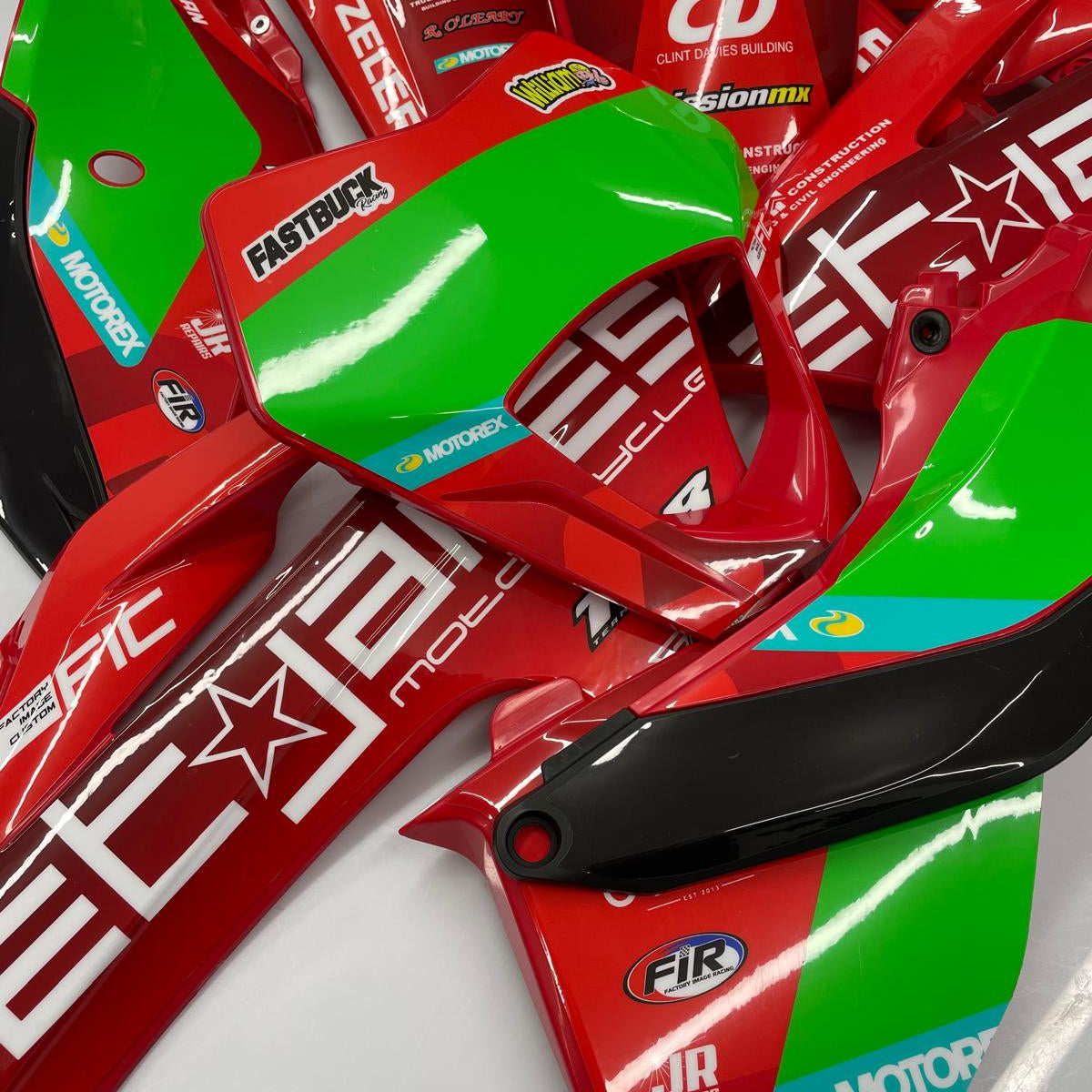 COMPLETE MX AND ENDURO PLACTIC KITS AND DECAL FITTING – Factory Image ...